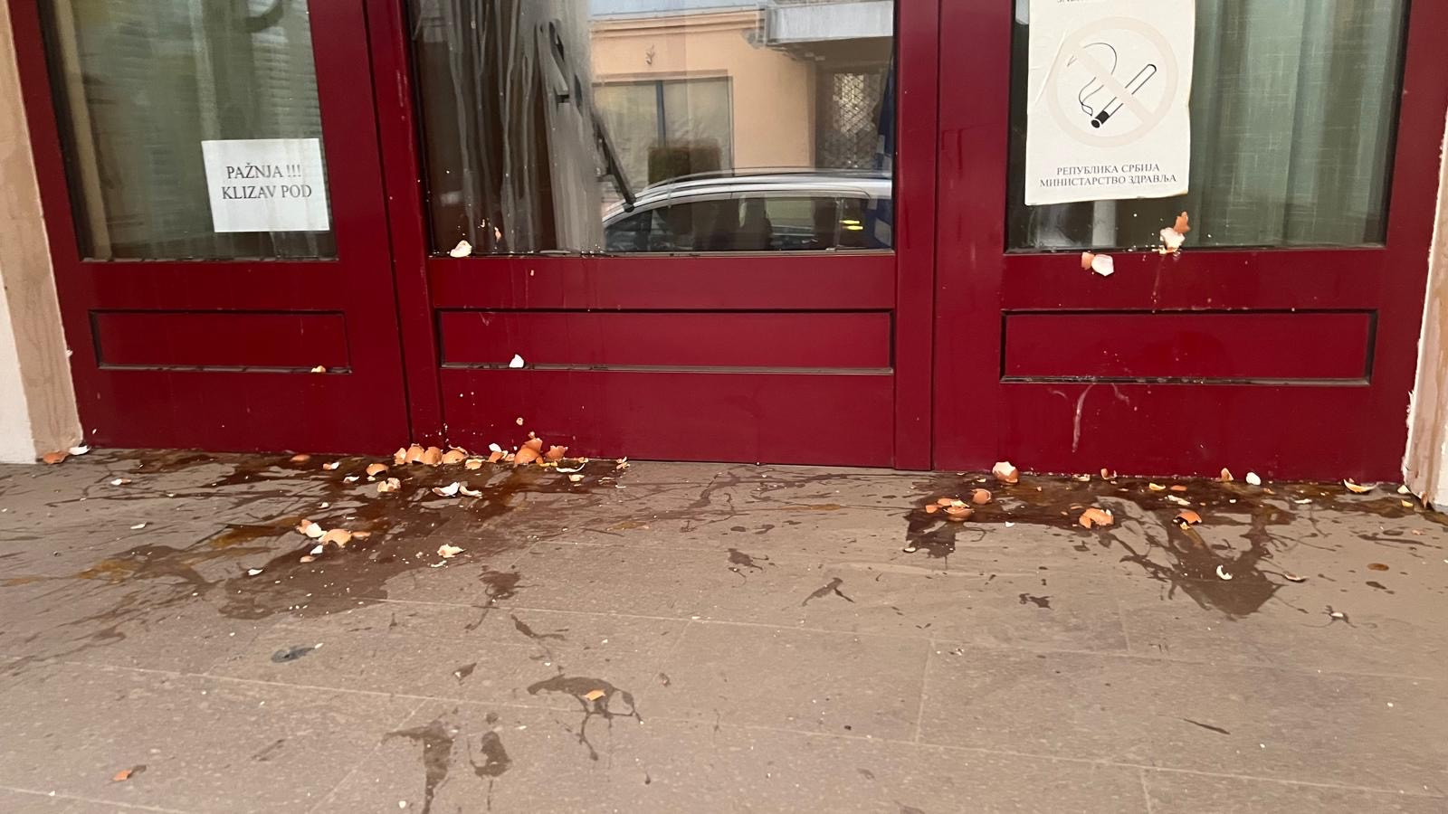 ANEM ALARM: Redakcije OzonPressa i Čačanskih novina gađali jajima