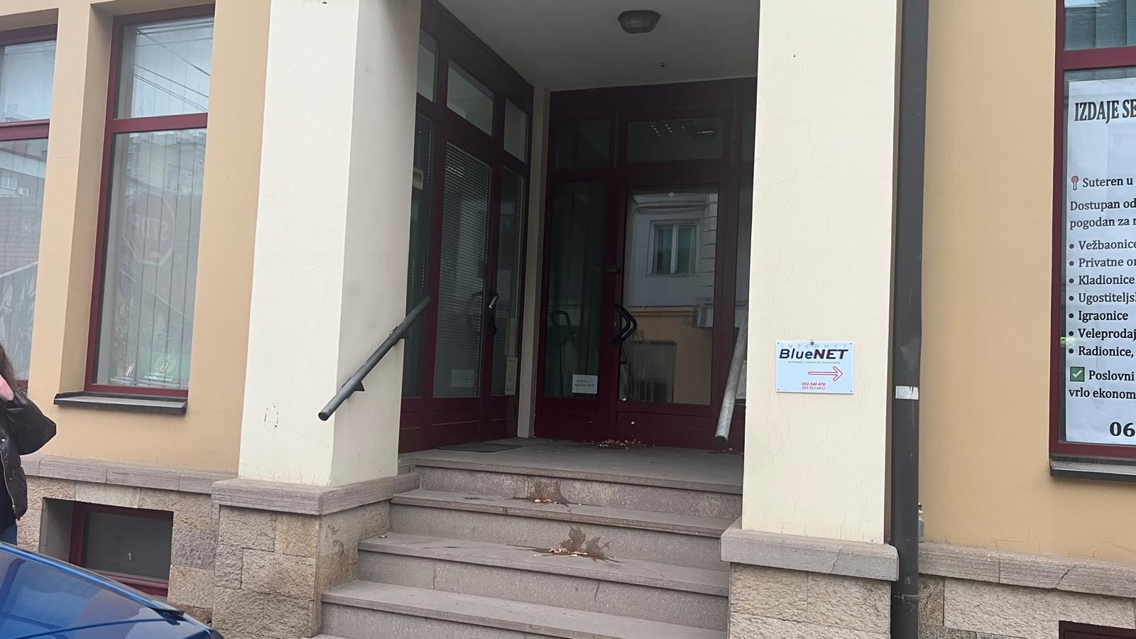 ANEM ALARM: Redakcije OzonPressa i Čačanskih novina gađali jajima